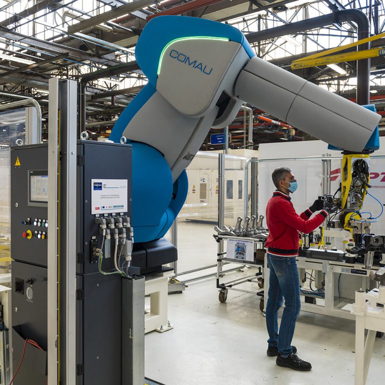 COMAU Aura, a large collaborative robot to assemble FPT Industrial engines