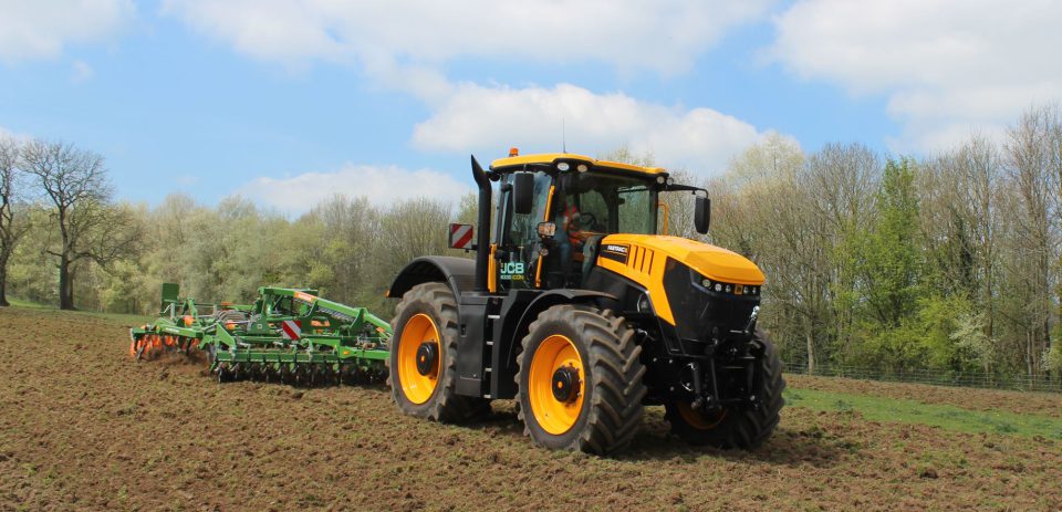 Fastrac iCon, the new JCB tractors with high-tech controls