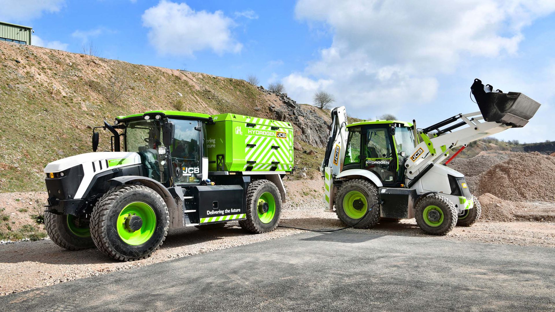 JCB unveils the first mobile tank for refueling hydrogen machinery