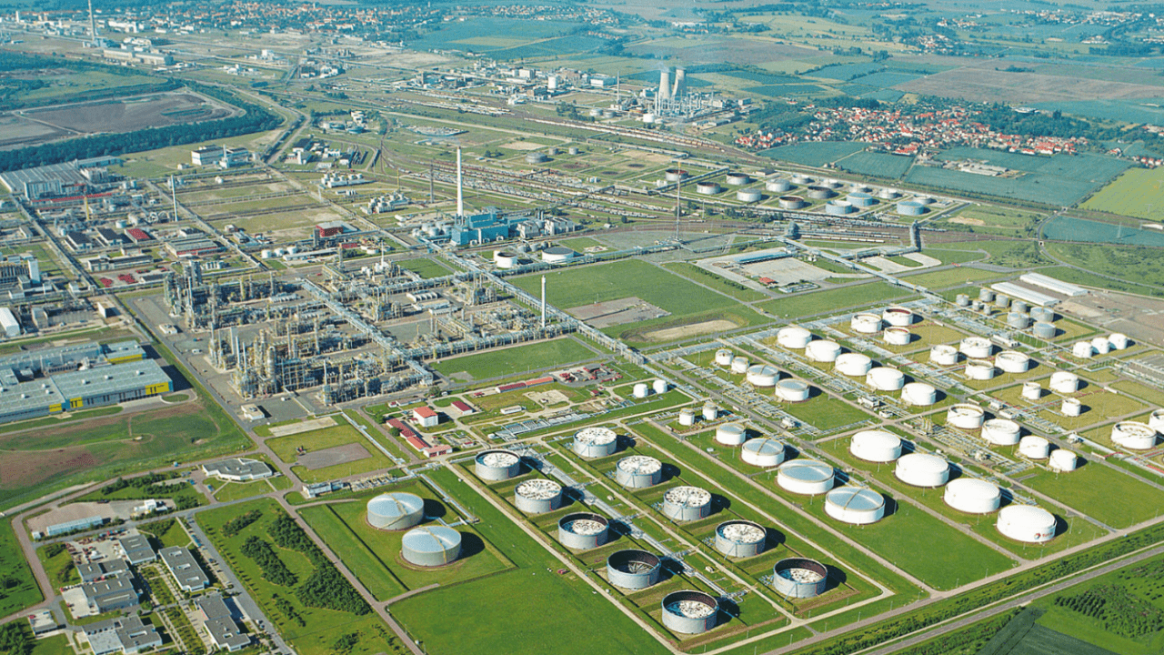 TotalEnergies and VNG join forces to decarbonize the Leuna refinery in ...