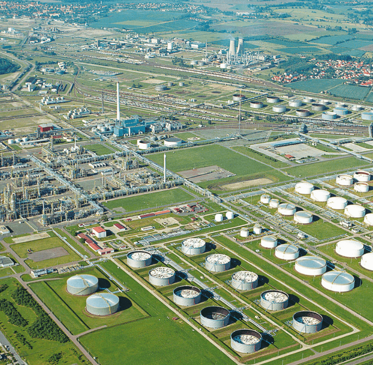 TotalEnergies and VNG join forces to decarbonize the Leuna refinery in ...
