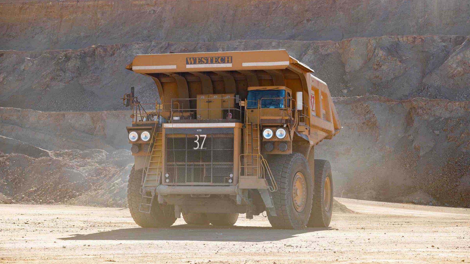 Pit mine dump truck used HVO due to the Rolls-Royce engine