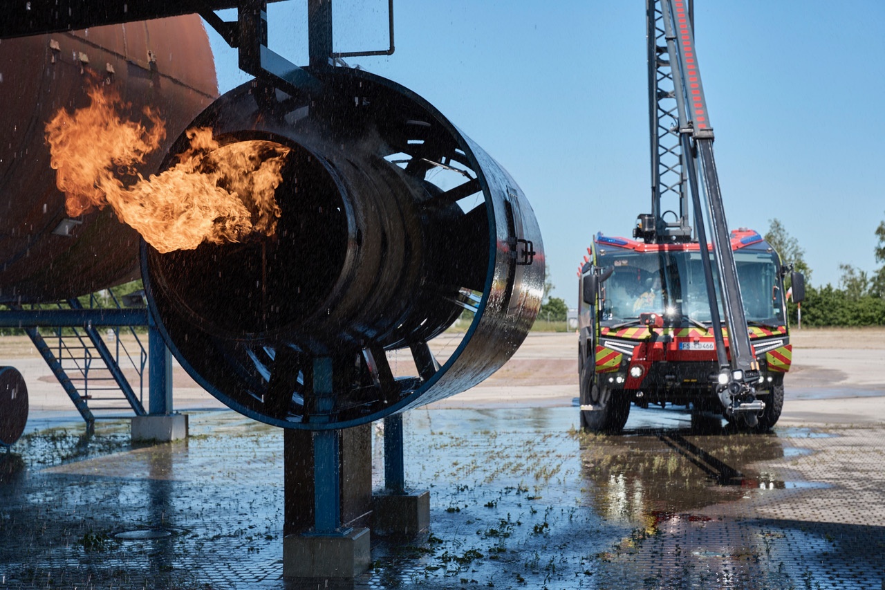 Munich Airport Fire Department: fire and flame for the Panther with ...