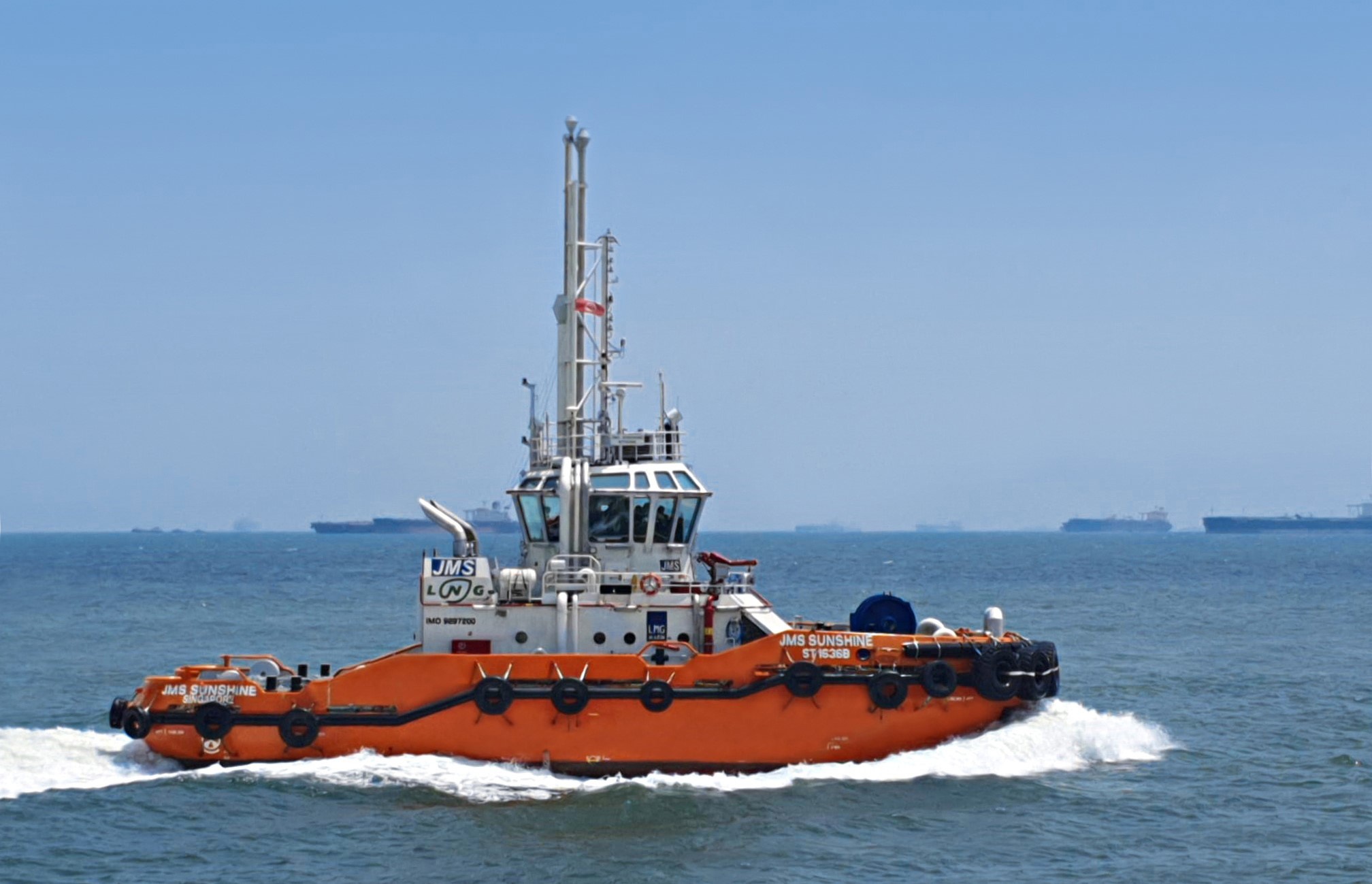 Rolls-Royce, first LNG tugboat with hybrid system into operation in ...